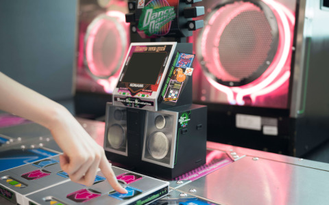 手で遊べる「DDR」が登場！？「DanceDanceRevolution Classic Mini」のクラウドファンディングが10月10日19 ...